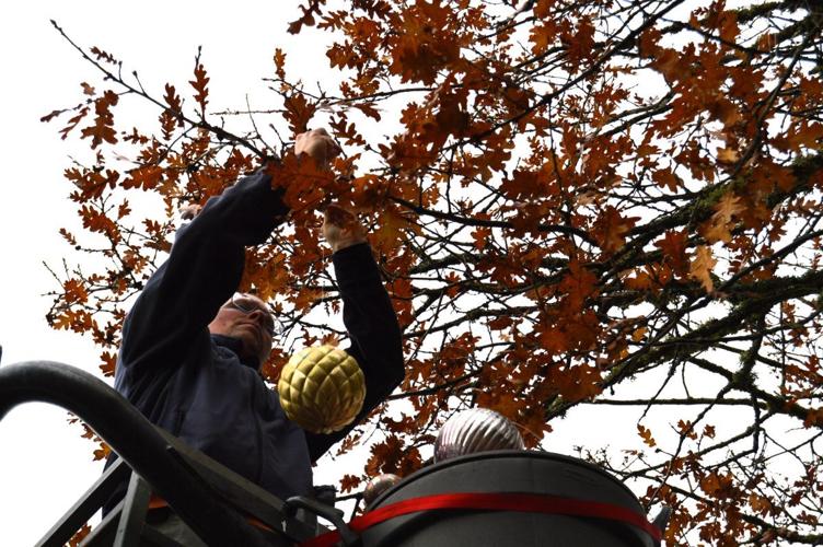 Christmas comes to White Salmon: Community Partners decorate Dock Grade ...