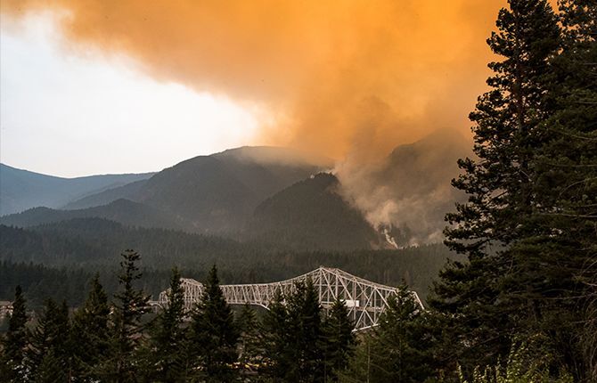 Fire rages near Cascade Locks | News | columbiagorgenews.com