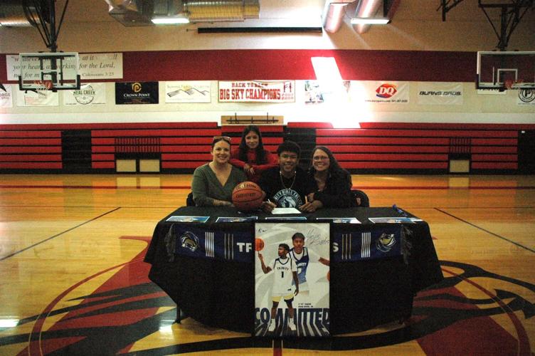 Horizon’s Bates signs at Trinity | Hoodriver | columbiagorgenews.com