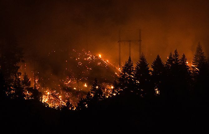 Fire rages near Cascade Locks | News | columbiagorgenews.com