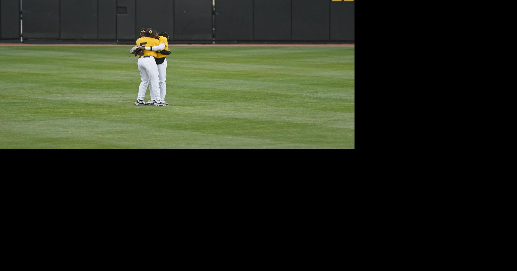 Missouri players Jeric Curtis (6) and Brock Daniels (5) hug | Mizzou ...