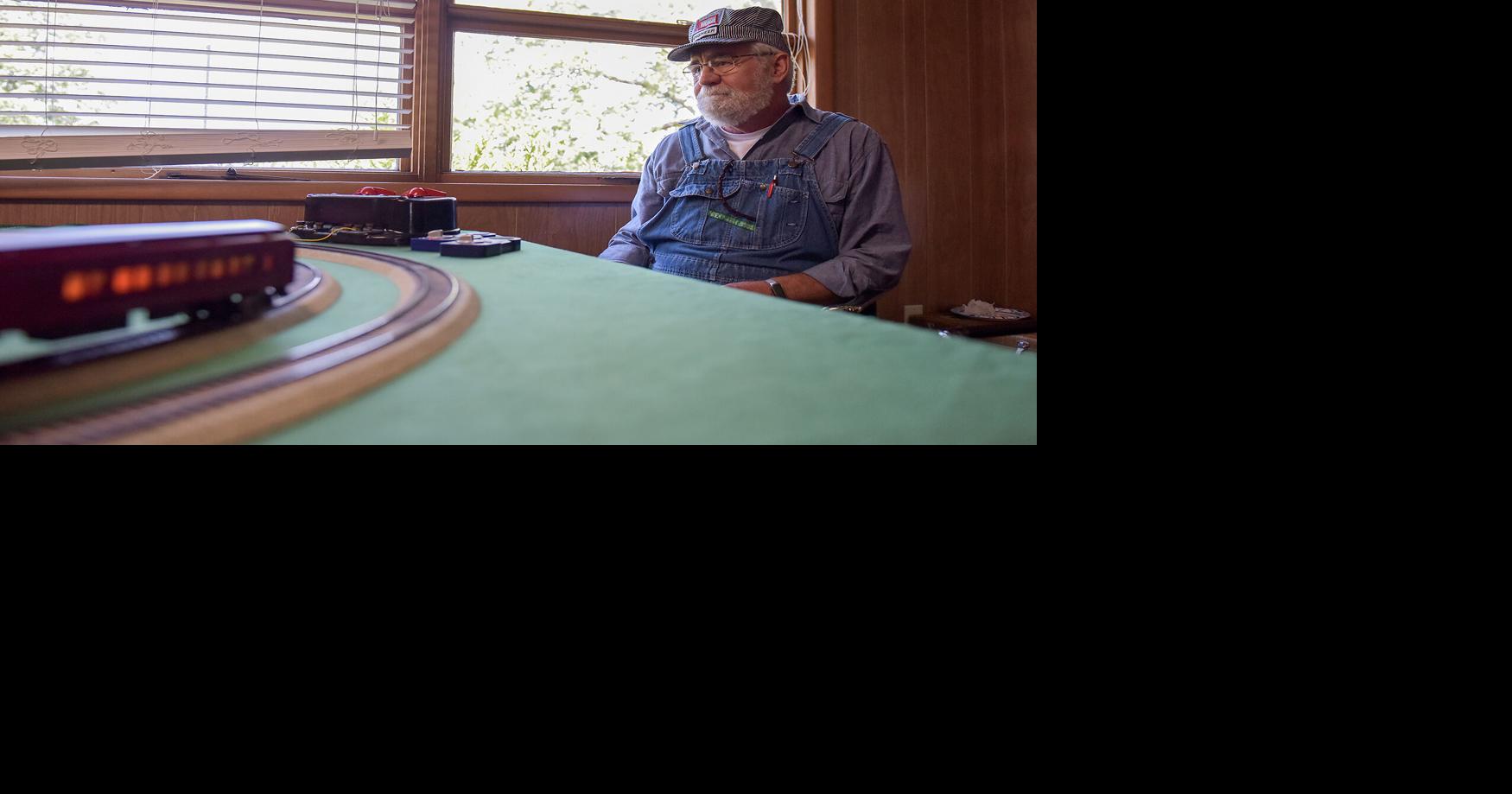 Ben Colley watches his model | Visuals | columbiamissourian.com