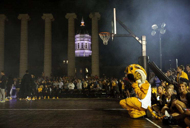Laser shows and mini-hoop dunks: Mizzou Madness makes its outdoor debut ...