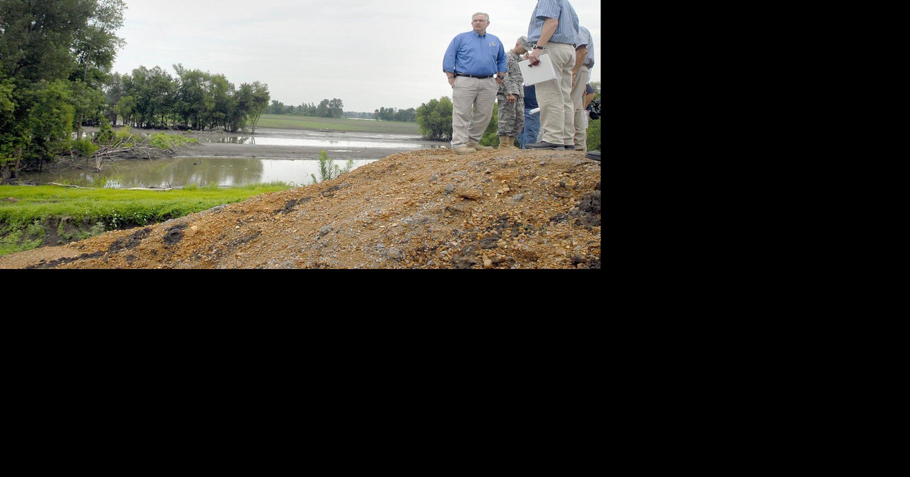 Nixon visits temporary levee at Birds Point, sees hope | News ...