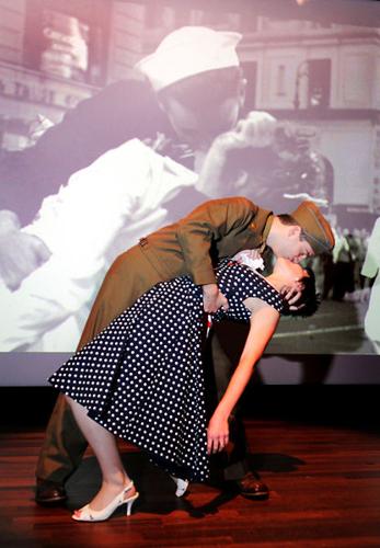 Hundreds kiss in NYC in honor of end of WWII | News ...