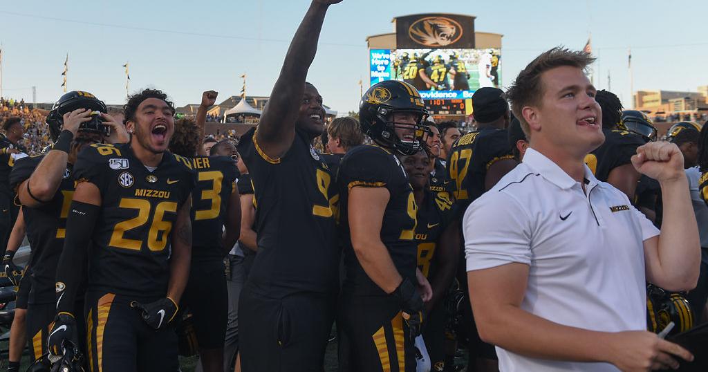 Cannon York and others cheer for Cale Garrett | Photos ...