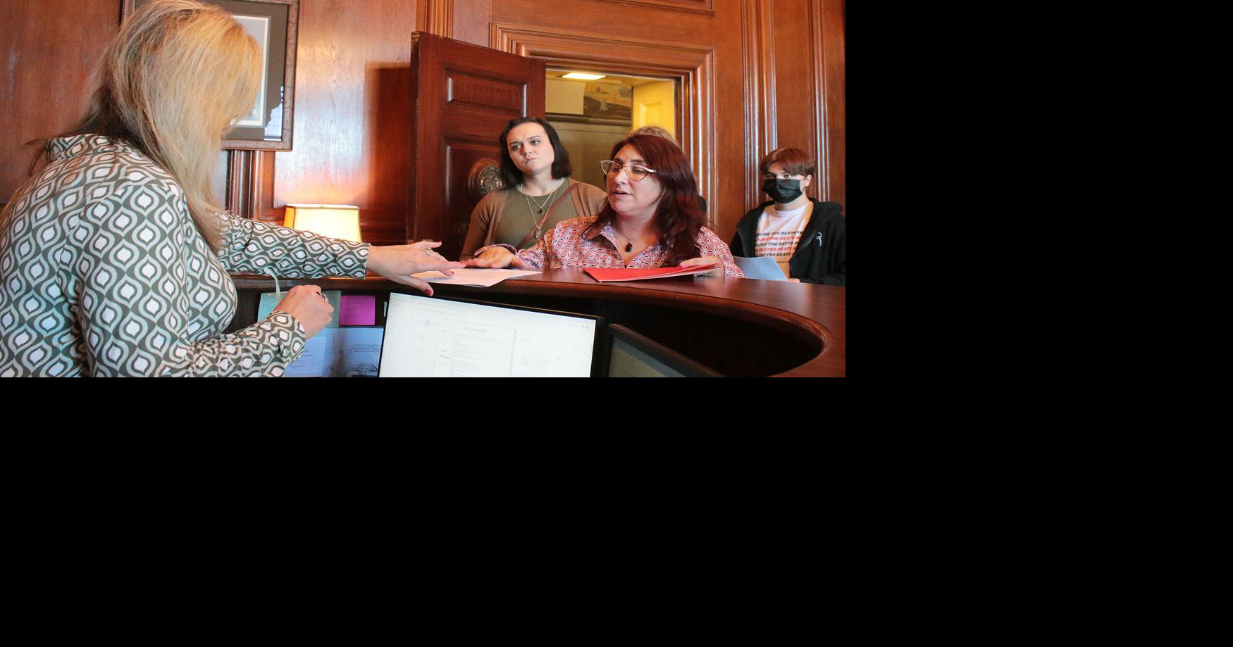 Elyse Max, right, co-director of Missourians for Alternatives | News | columbiamissourian.com