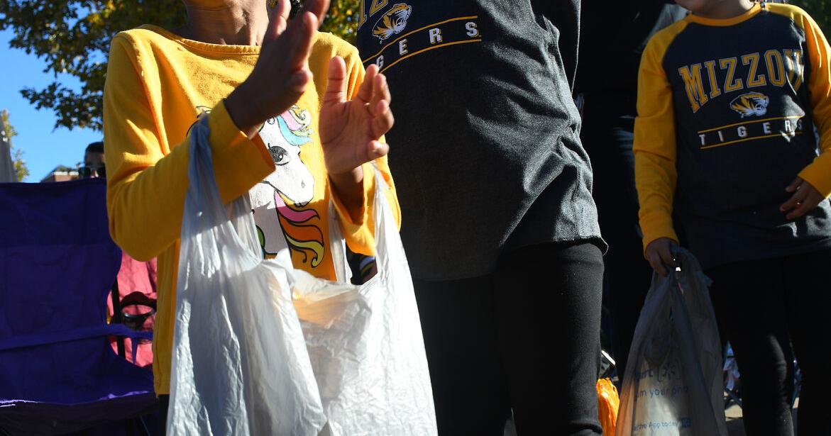 From left, Kaylian Young, Ayah Ward and Rhi’ann Ward cheer | Homecoming ...