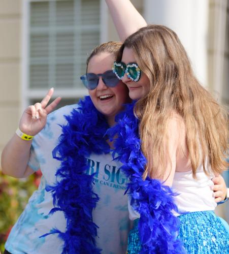 New sorority sisters run home during Bid Day | Photos ...