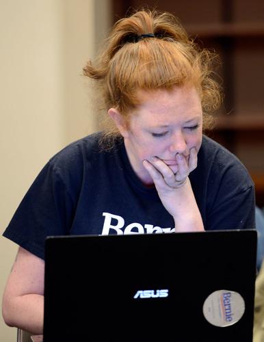 Cara Bates looks at her computer screen | Photos | columbiamissourian.com