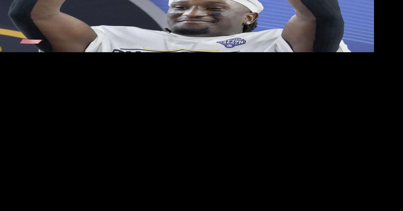 Johnny Walker Jr. lifts defensive MVP trophy | | columbiamissourian.com