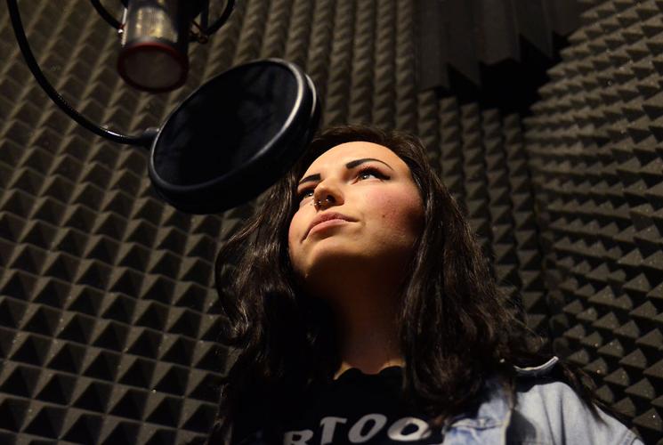 Local singer embraces baldness, gains confidence in being herself ...