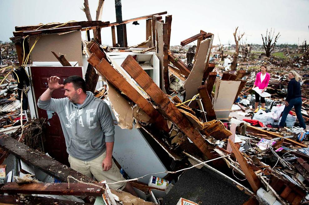 Chad Doss checks in on neighbors | Photos | columbiamissourian.com