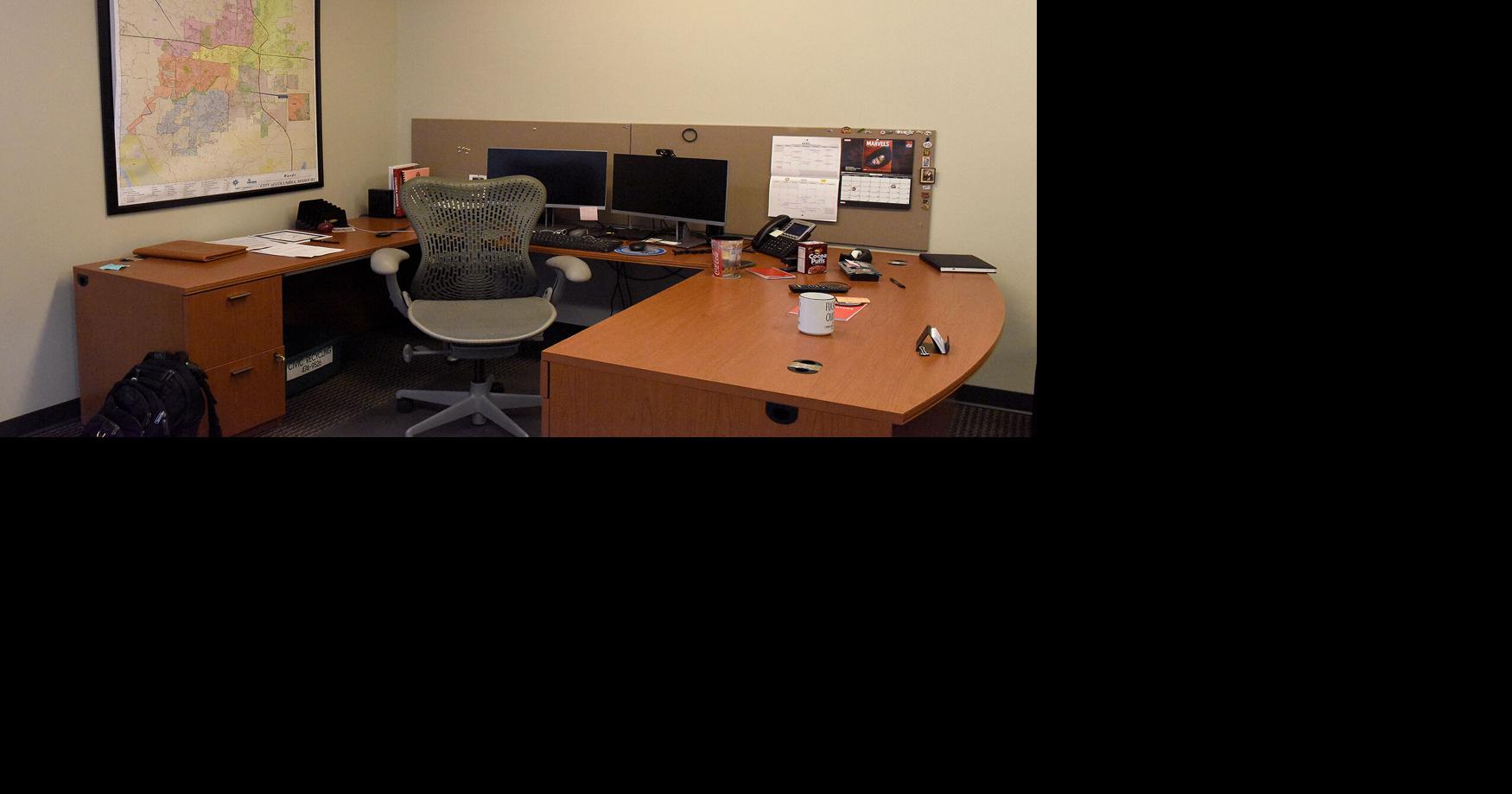 The desk of retiring city manager Mike Griggs sits empty | Photos ...