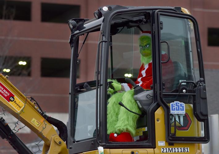 Holiday parade returns for first time since before pandemic | Local ...