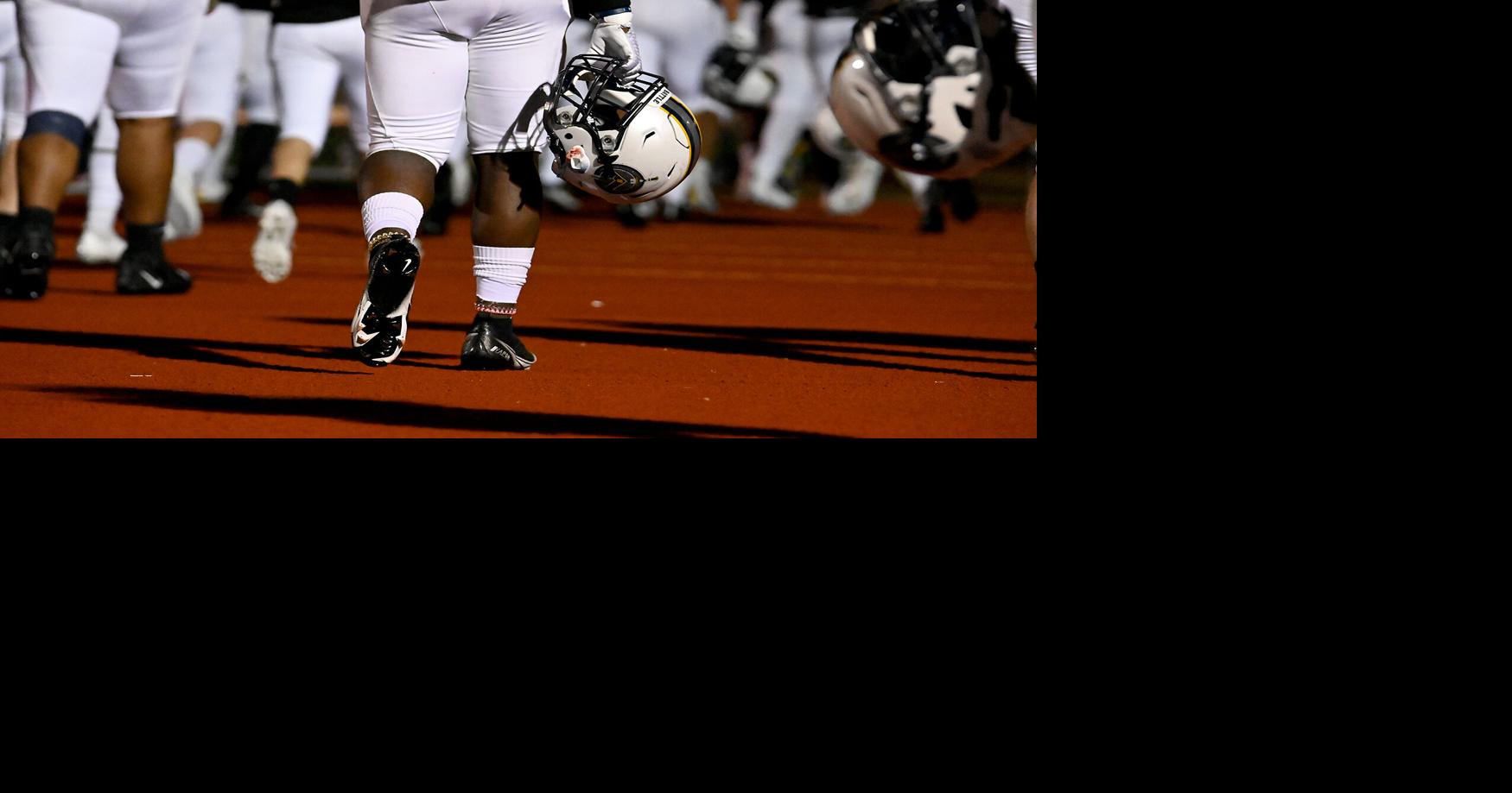 Battle returns to the locker room at halftime | Sports ...