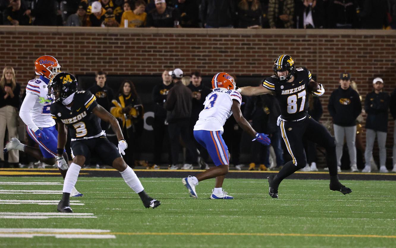 Mizzou's Brett Norfleet (87) stiff arms Florida's cornerback Jason ...