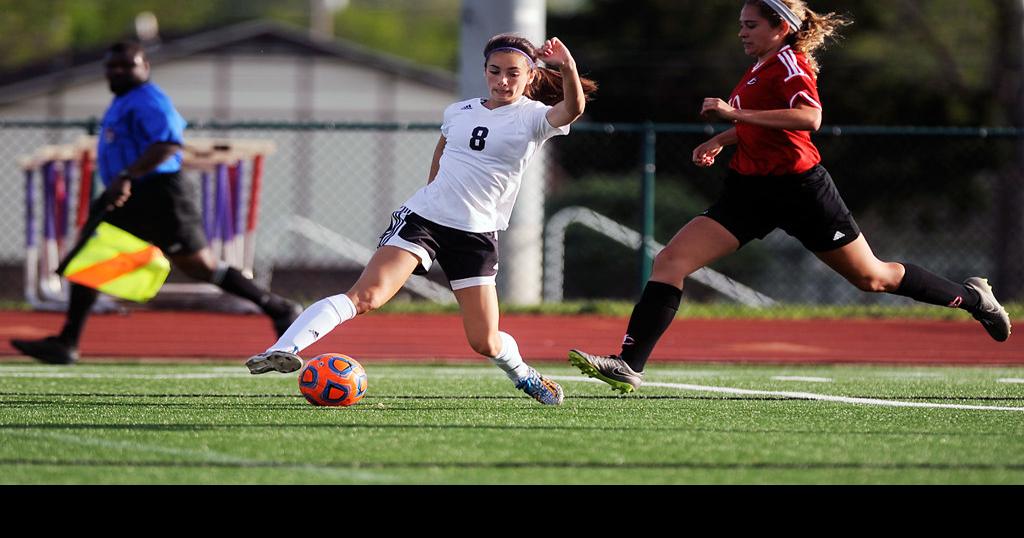 PHOTO GALLERY: Hickman girls' soccer team beats Jefferson City | Photos | columbiamissourian.com
