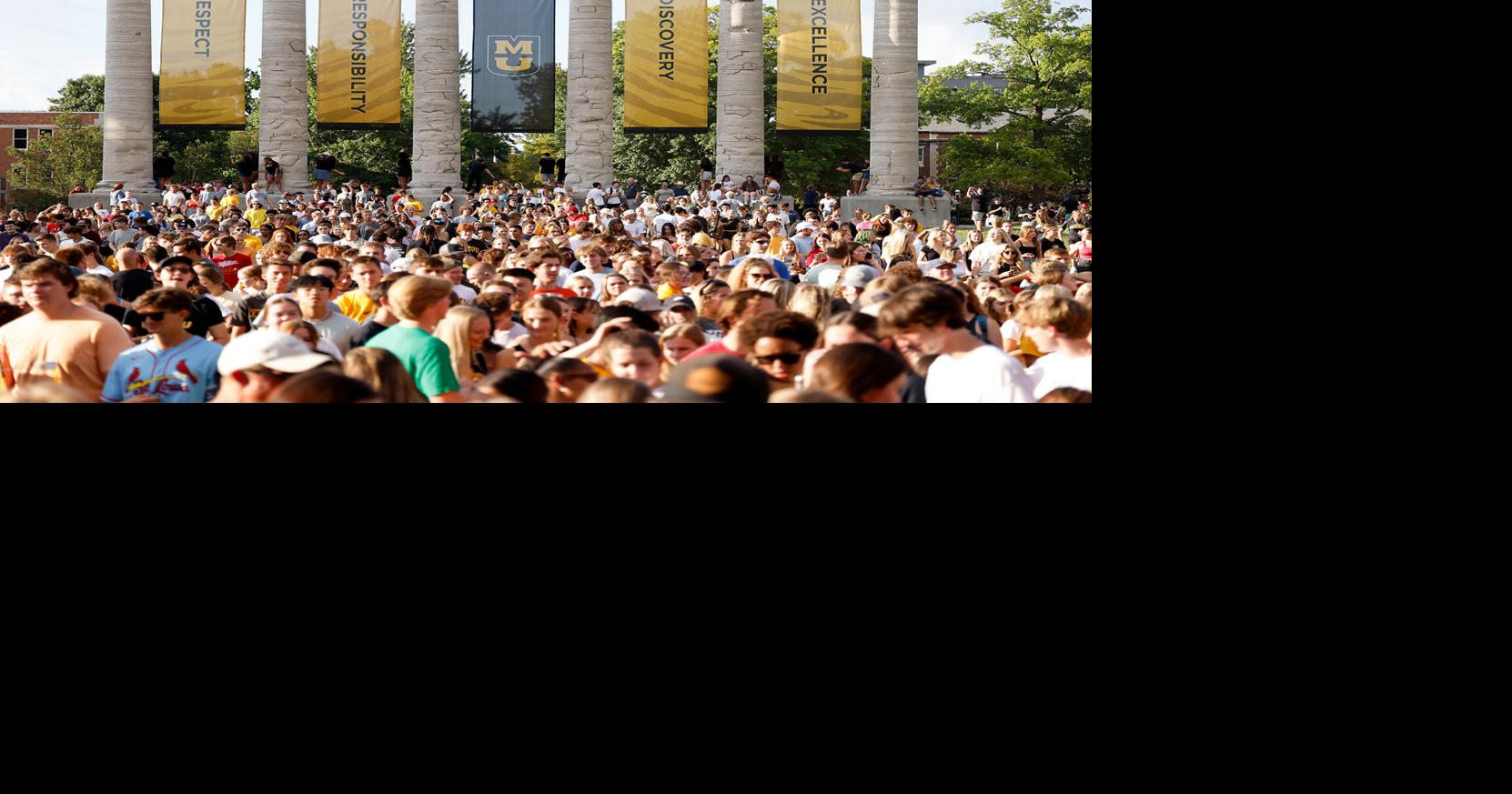 Mizzou students run through the columns during | News ...