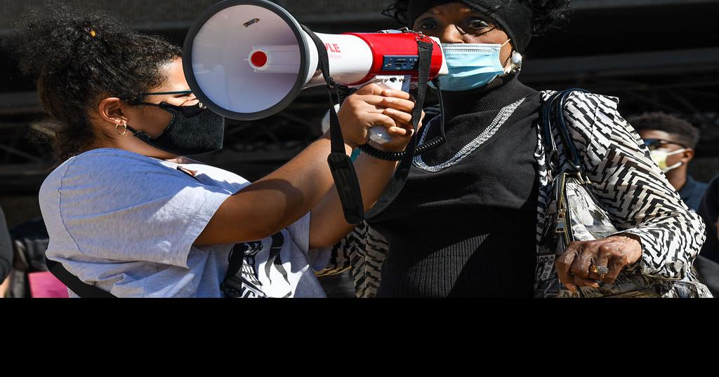 Mary Ratliff addresses the crowd | News | columbiamissourian.com