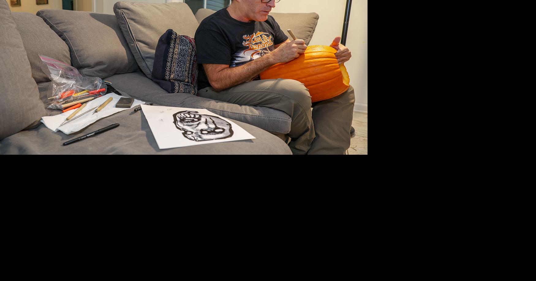 University of Missouri Prof. Mannie Liscum carves the face of King ...