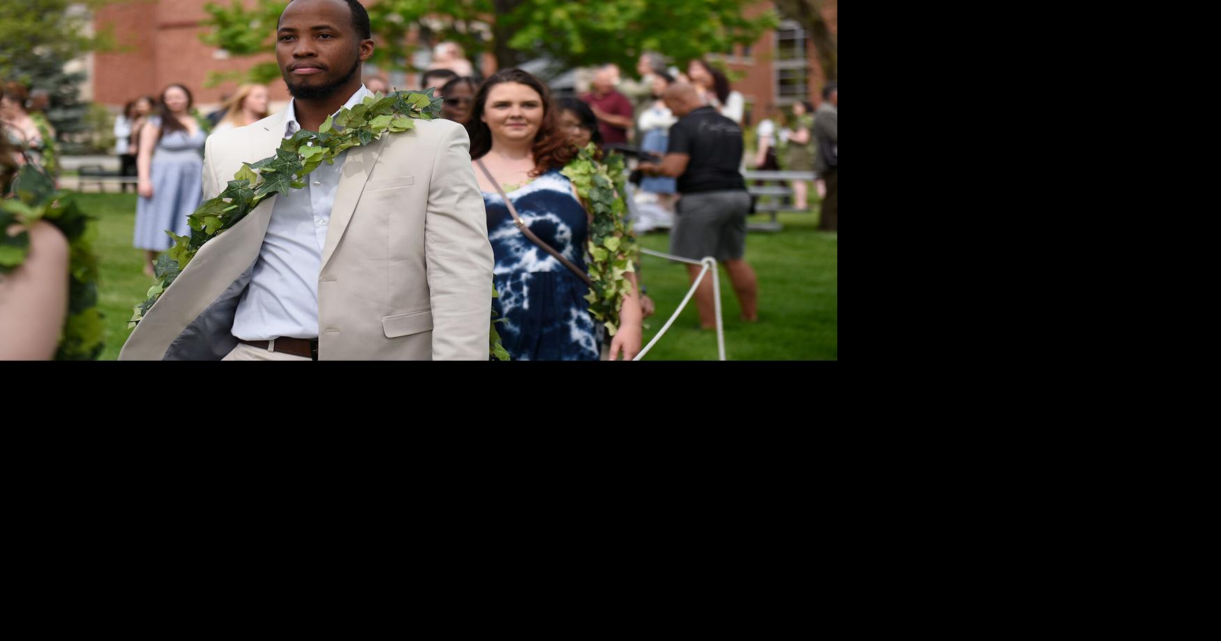 Columbia College crowns its seniors with ivy chains | News ...