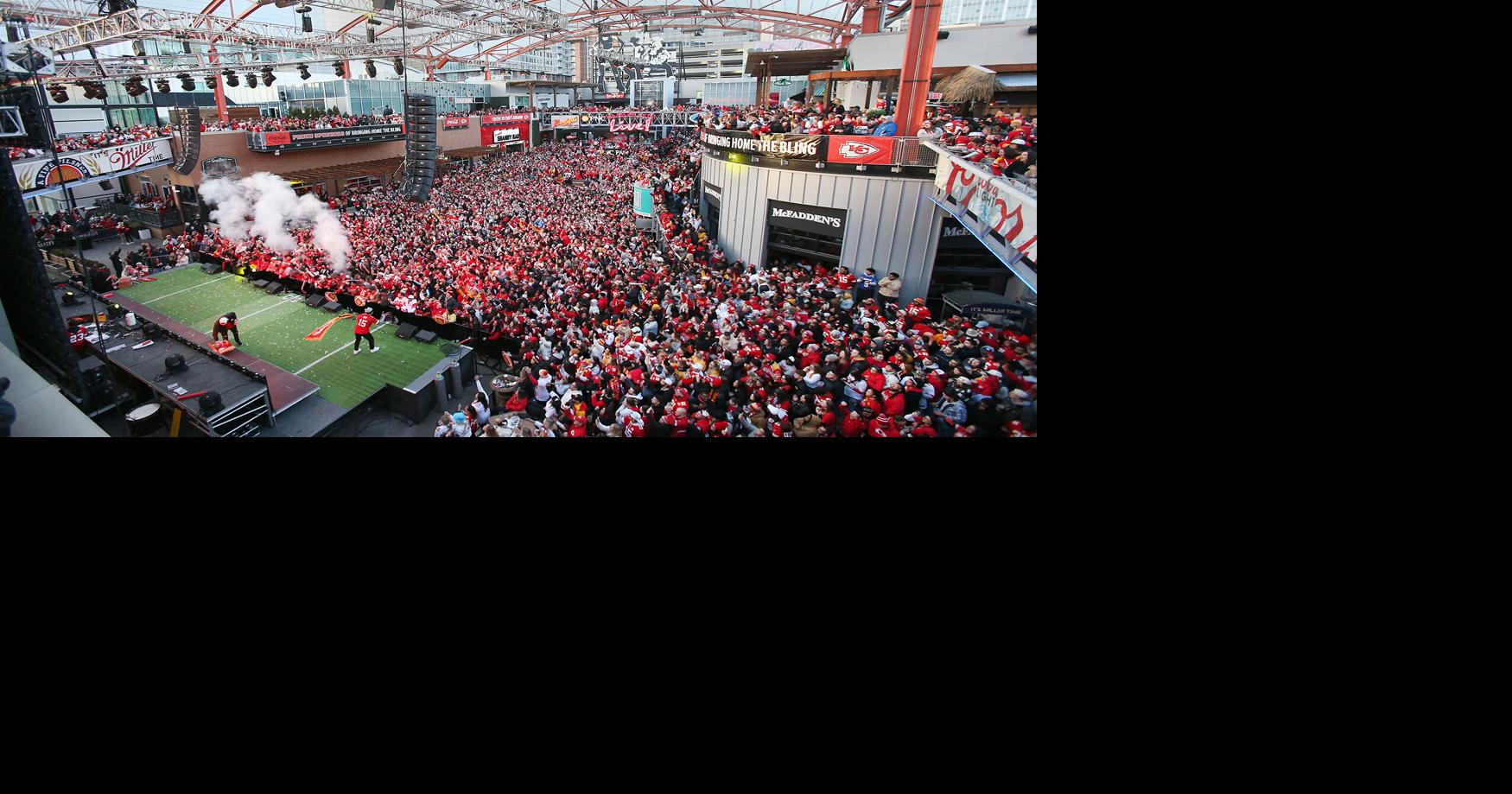 Kansas City Chiefs fans cheer on their team | News | columbiamissourian.com