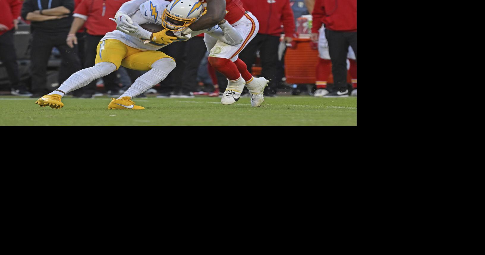 Former MU star Bolton to miss up to 2 months with dislocated wrist ...