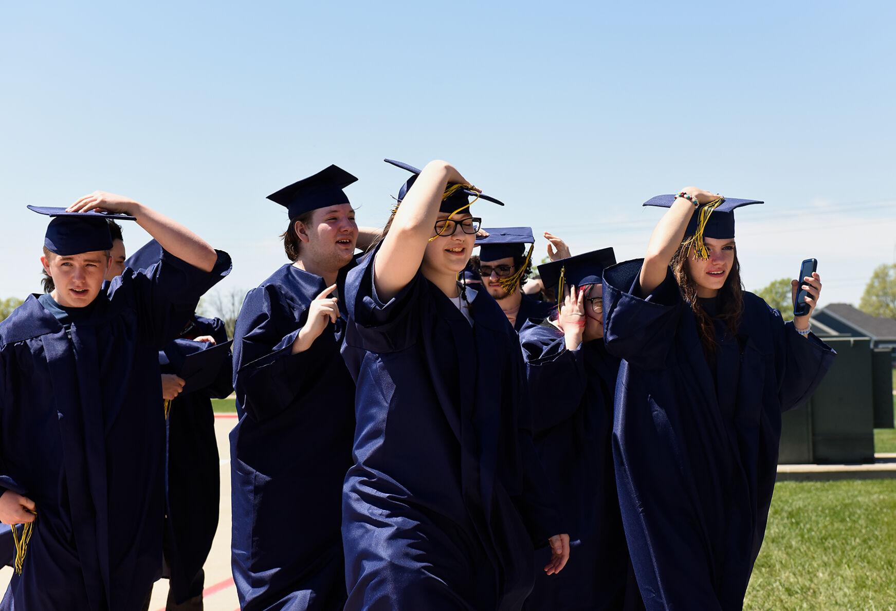 Elementary schoolers celebrate Battle High School seniors | K-12 ...