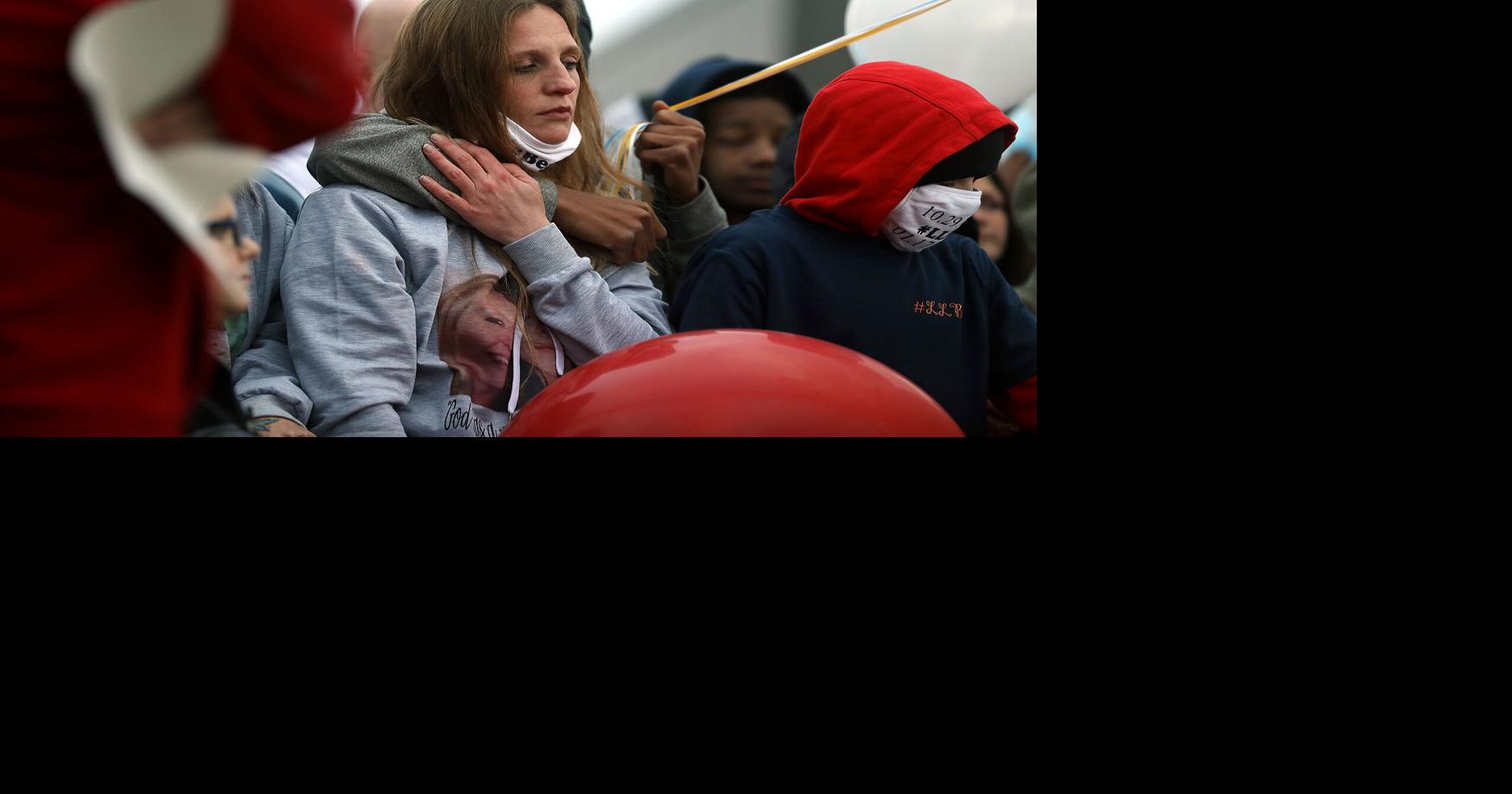 Battle High School releases balloons for Roberto Lauer | Photos ...
