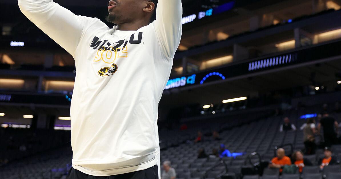 Missouri guard D'Moi Hodge practices before the Round of 32 match ...