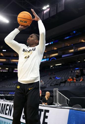 Missouri guard D'Moi Hodge practices before the Round of 32 match ...