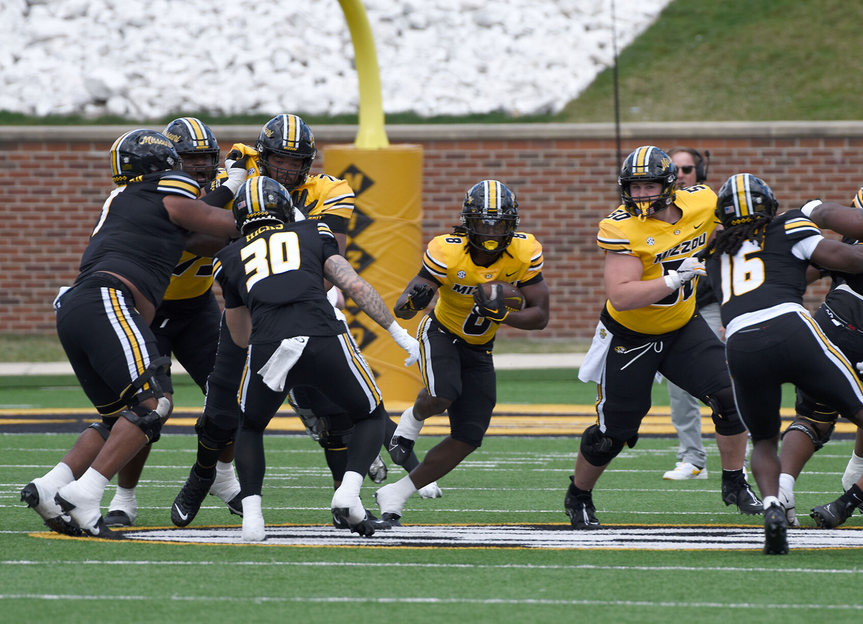 Mizzou running back Nate Noel runs the ball up the middle | Sports ...