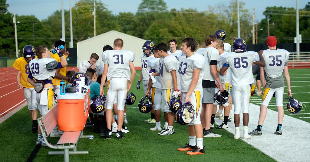 Hickman football resiliently prepares for crosstown matchup | Sports ...