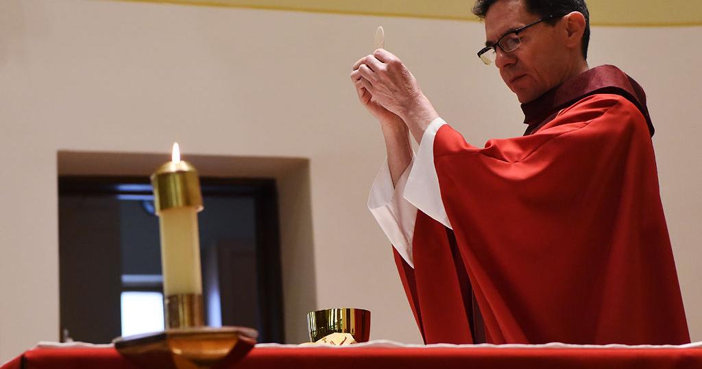 Father Francis Doyle blesses the communion | News | columbiamissourian.com