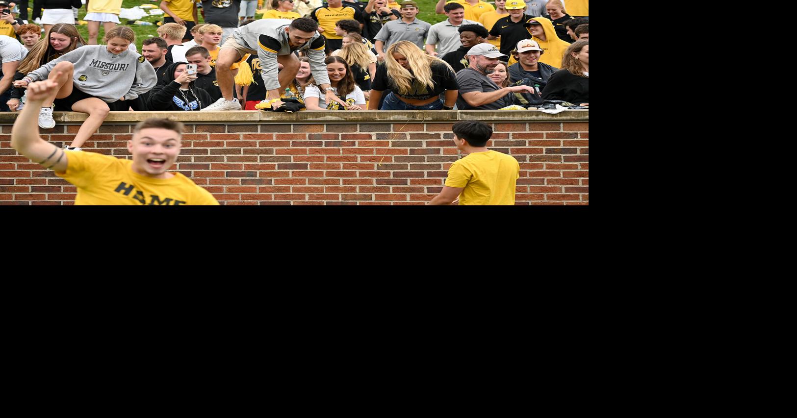 Mizzou fans storm Faurot Field | Sports | columbiamissourian.com