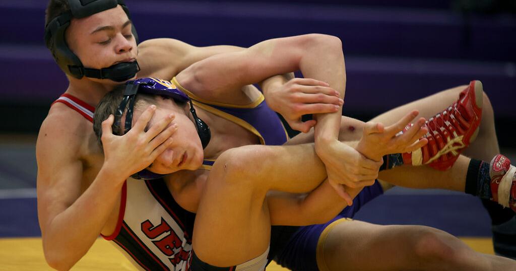 Hickman wrestling faces off against Jefferson City | Photos | columbiamissourian.com