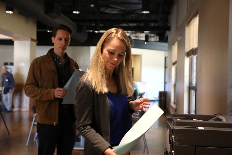 Erin Morrow Hawley submits her ballot | Photos | columbiamissourian.com