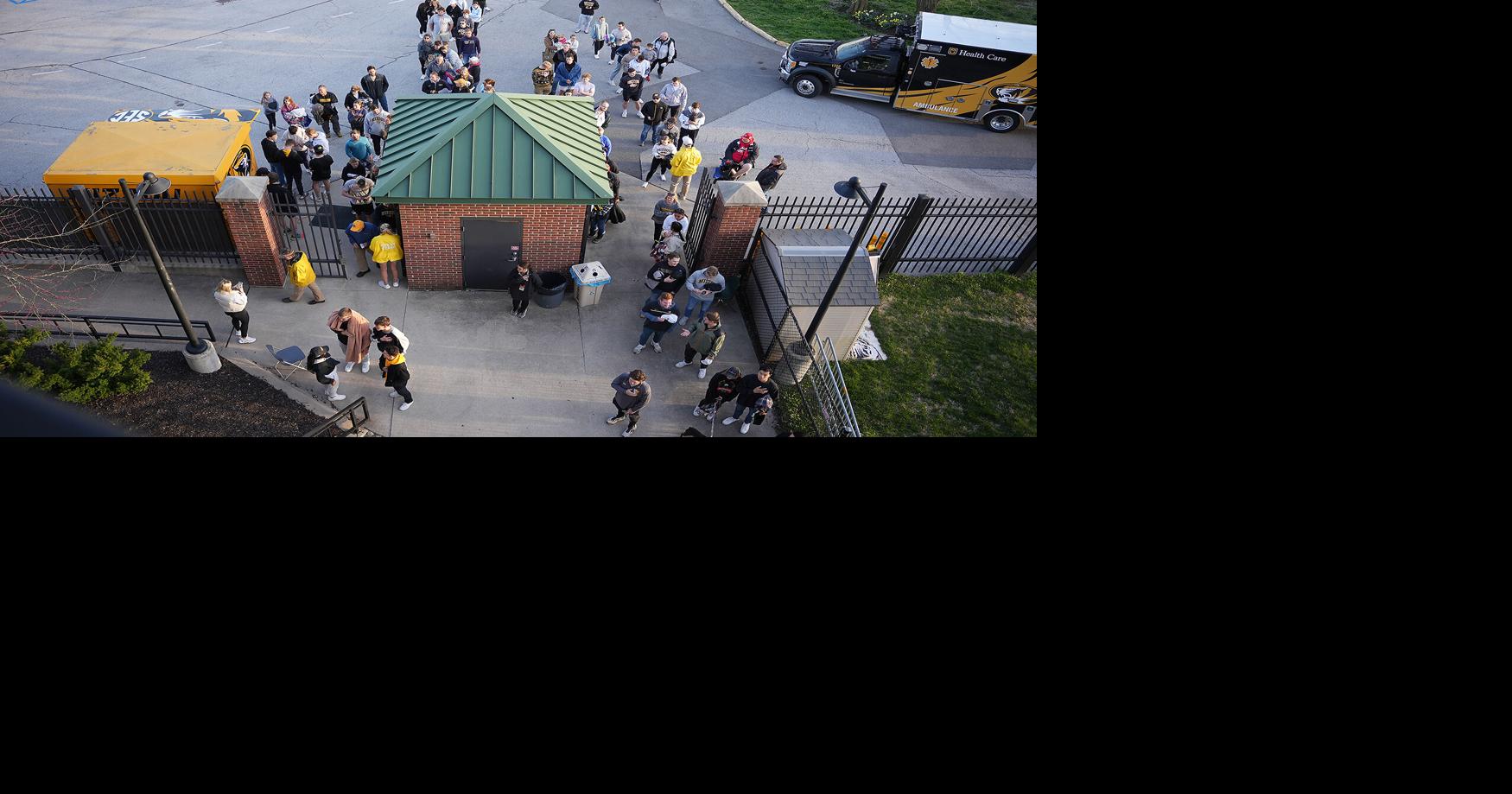 A crowd of fans walks through the gates | Sports | columbiamissourian.com