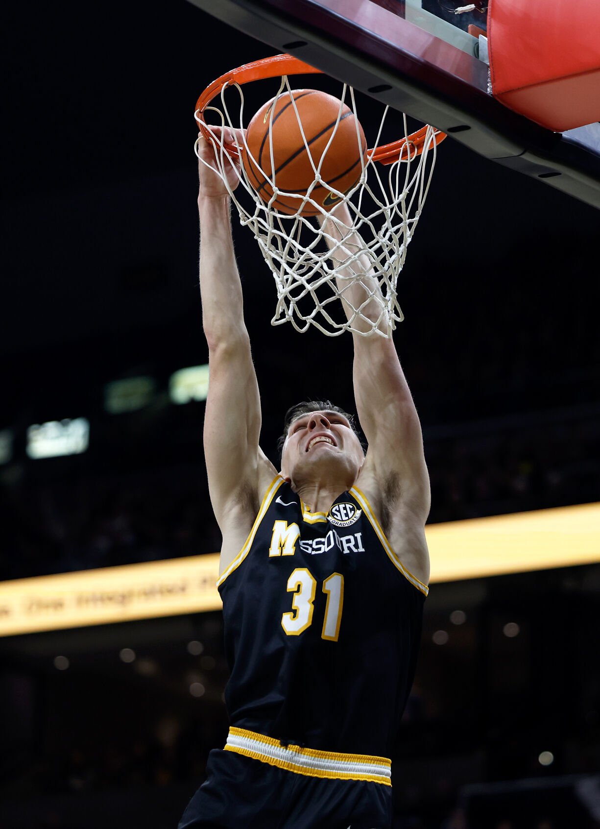 Scorchin'-hot Tigers roast Razorbacks in Battle Line Rivalry clash ...