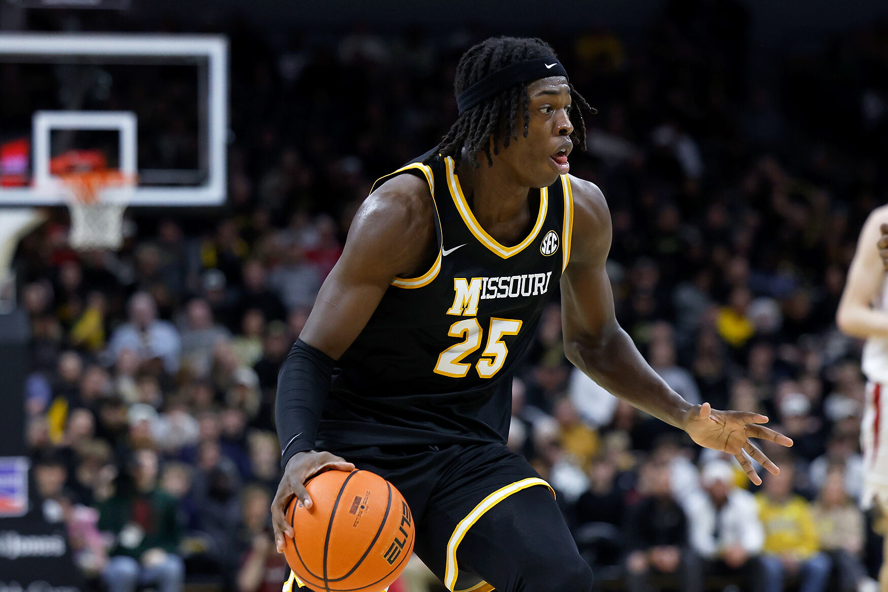 Scorchin'-hot Tigers roast Razorbacks in Battle Line Rivalry clash ...