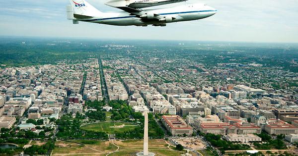 space shuttle leaving dc