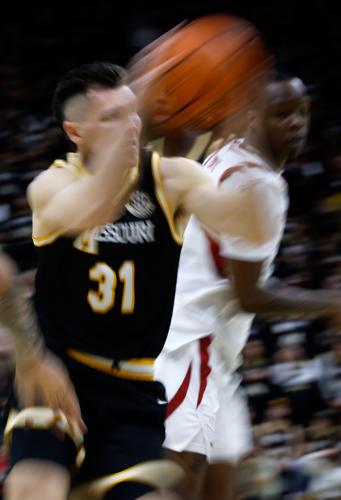 Scorchin'-hot Tigers roast Razorbacks in Battle Line Rivalry clash ...