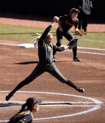 Missouri pitcher Danielle Baumgartner throws the ball | Photos ...