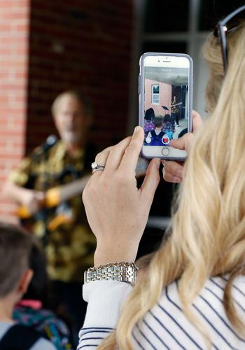 Russell Boulevard Elementary students greeted by 'Jolly' musician | K ...