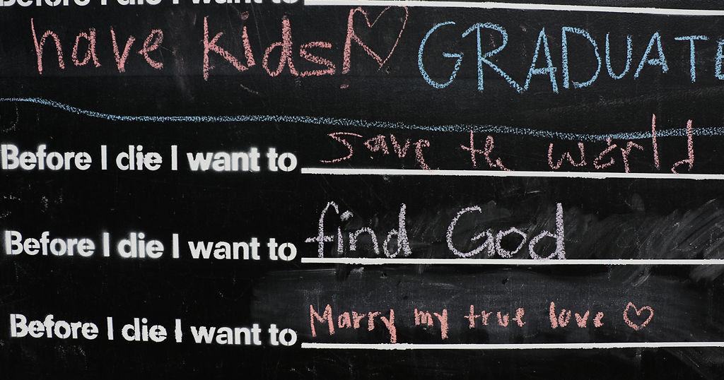 'Before I Die' chalkboard inspires ideas both poignant and ridiculous ...