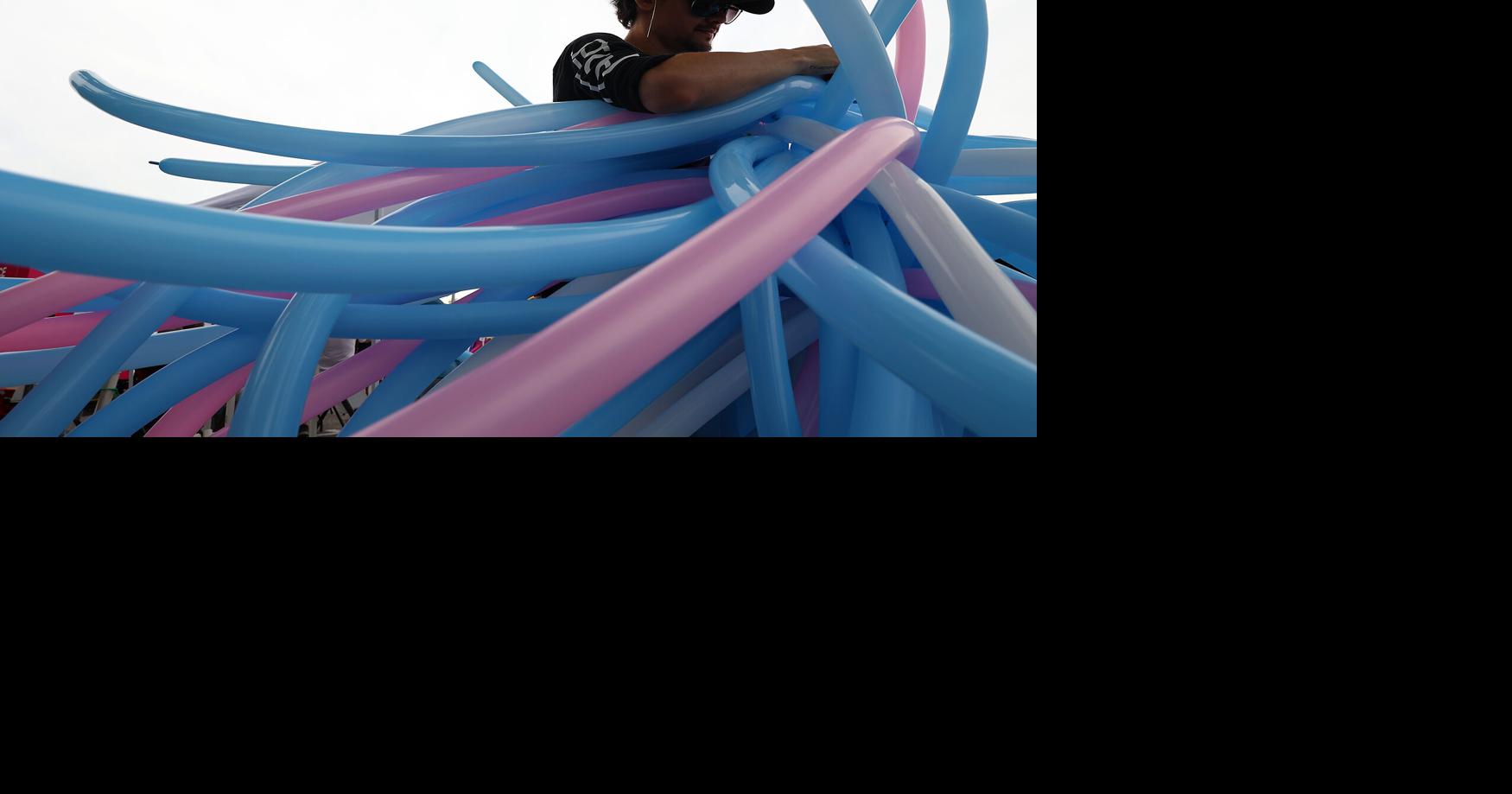 Tyler Dawson ties balloons together | News | columbiamissourian.com