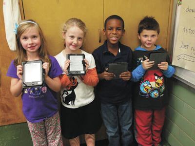 Antheil students use e-readers in classroom | Ewing Observer ...