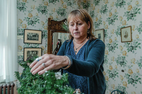 Tour guides take care to preserve holiday spirit at Kuser Mansion ...