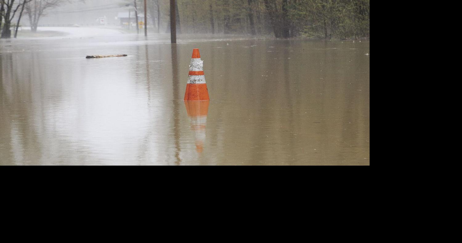 Flooding closes roads around the valley | Local News | conwaydailysun.com